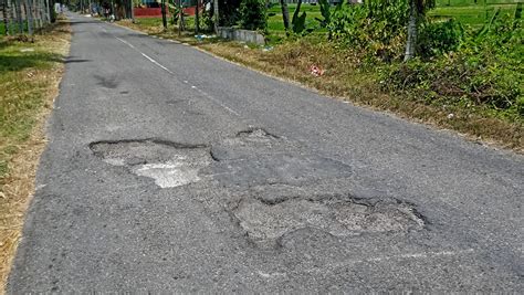 Warga Sindir Jalan Lubukbasung Padang Lua Rusak Parah “agam Pesona