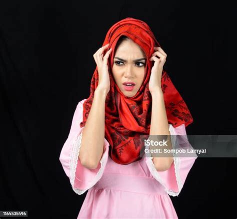 분홍색 드레스를 입은 무슬림 여성의 초상화 빨간 가운 아시아 모델 데이 모델 검은 색 배경 안경을 입고 얼굴과 팔을 통해 감정을 보여줍니다 2015년에 대한 스톡 사진 및