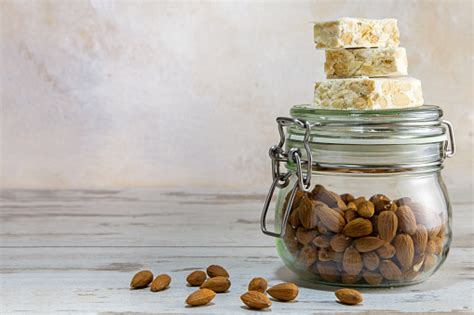 대한 누가 Torrone 또는 유리 용기 아몬드 겨울에 대한 스톡 사진 및 기타 이미지 겨울 견과 고풍스런 Istock