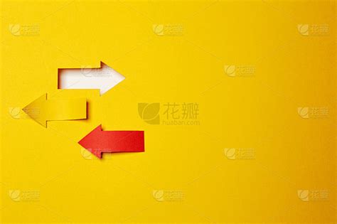 三个不同方向的箭头从黄纸和红纸上剪下来