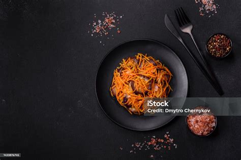 어두운 콘크리트 배경에 가지 당근 마늘 향신료 및 허브를 곁들인 한국 샐러드 가지 채소에 대한 스톡 사진 및 기타 이미지 가지 채소 건강한 식생활 고추류 Istock