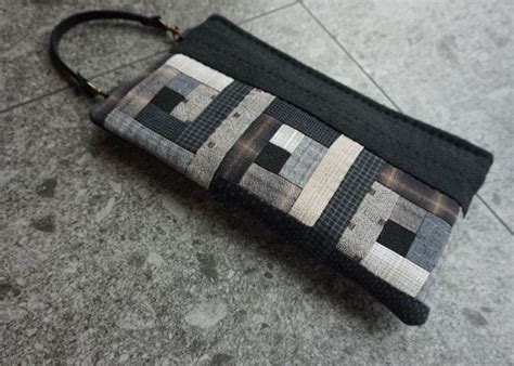 로그케빈 미니롱클러치문퀼트에서 새롭게 선보여 드리는 클러치에요~장지갑 핸드폰 파우치등 보기보다 수납능력이 좋은 클러치입니다 손잡이가 달려있어 들고 다니기도 편리하고