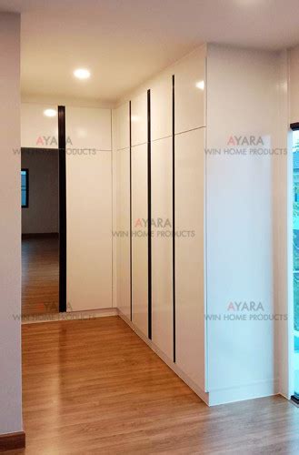 ตู้เสื้อผ้า Built In โครงตู้และหน้าบานปาติเกิล กันชื้น เคลือบ Melamine