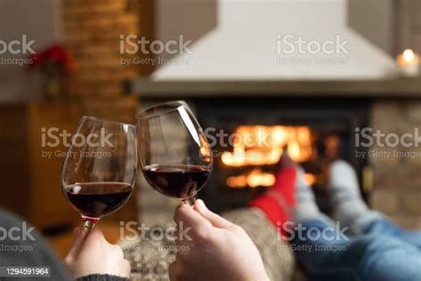 와인 한 잔이 있는 소파에 불이 붙은 아늑한 방에 앉아 있는 커플 가족과 사랑 개념 벽난로에 대한 스톡 사진 및 기타 이미지