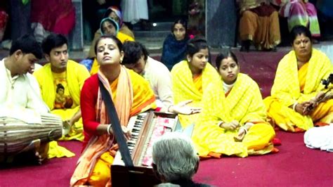 বাসনা দিদির পরিবেশনায় মধুর বিরাম কীর্তন শুনলে মনটা শীতল হয়ে উঠবে