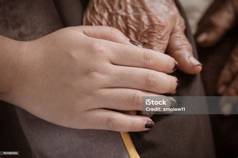 졸업식 날 감각 손 주름된 피부에 검은 드레스 노인 할머니 손을 손녀 사랑 돌 아시아 성공 사랑 가족 개념 사이의 관계를 보여
