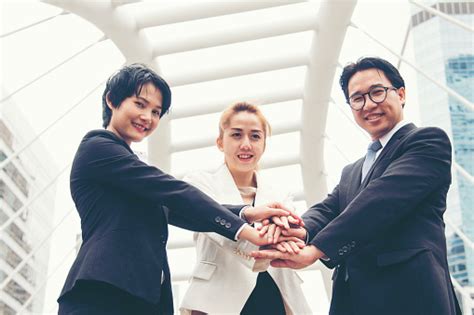 在簽訂合同後向合作夥伴表示祝賀多元化的商人與商人握手介紹會值得信賴的學生朋友會議業務理念 照片檔及更多 20歲到24歲 照片 20歲到24