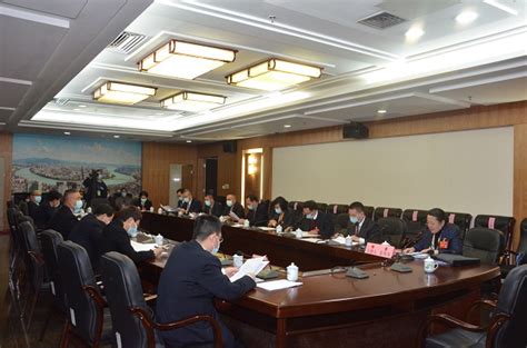 市八届人大一次会议议案审查委员会举行第一次会议