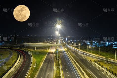 夜间的街道高速公路
