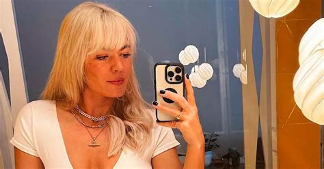 A Place In The Suns Danni Menzies Ditches Bra In Plunging Top As Fans