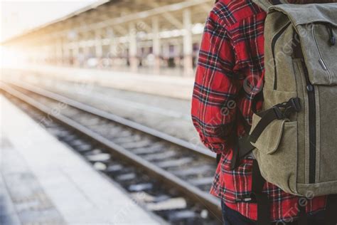 年輕的亞洲女性背包客旅行者獨自在火車站行走 照片背景圖桌布圖片免費下載 Pngtree