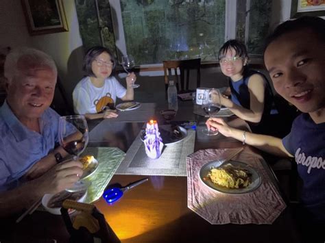 柬埔寨亡人節放了三天假，我回台灣正好碰見了三天颱風假。 前天高雄風雨最大，家門外頭匯成一條急流，狗狗們疑惑地跑來迴廊躲水，下午兩點家裡開始停電