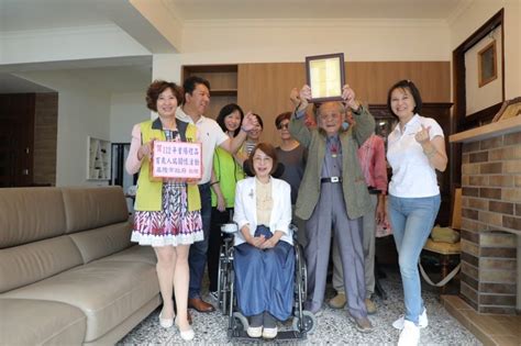 基隆社會處長楊玉欣慰訪基隆百歲人瑞祝福健康呷百二