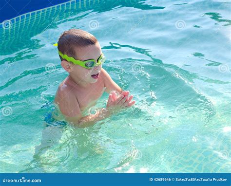 Schwimmen Des Kleinen Jungen Im Swimmingpool Stockfoto Bild Von