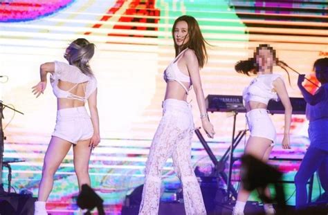 女가수 공연중 바지 찢어져 엉덩이 노출…악플에 언제까지 비웃을래 파이낸셜뉴스