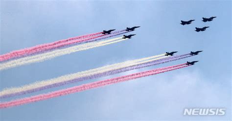 푸른하늘 가르는 전투기