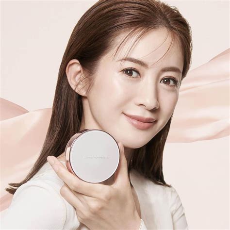 高垣麗子さんのインスタグラム写真 高垣麗子instagram「 キスミー初のクッションファンデ 軽いつけ心地で、肌がちゃんと呼吸をしている感覚なのにカバーしたい箇所はしっかりカバーし