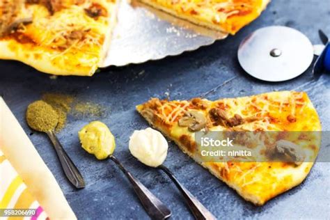 버섯 토마토 치즈 겨자와 마요네즈 숟가락으로 만든 아랍어 피자 회색 콘크리트 바탕에 백 리 향 개념에 대한 스톡 사진 및 기타