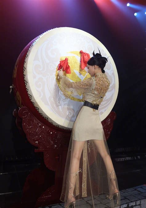 张韶涵身穿金色战袍手拿鼓槌 气场强大霸气十足 搜狐大视野 搜狐新闻