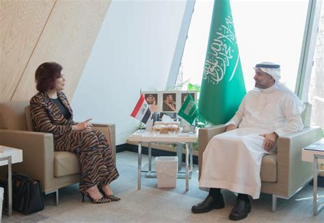 سفيرة جمهورية العراق في الرياض تلتقي وزير الصحة السعودي وزارة