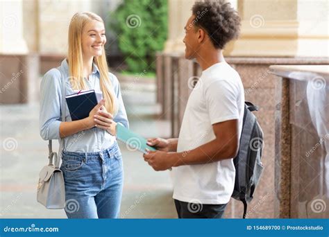 Chiacchierando Con Il Compagno Di Classe Studenti Che Parlano Lun L