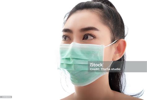 독감 19 Pm25 먼지와 스모그 여성 안전 바이러스 감염 개념으로 공기 호흡기 질환으로부터 보호하기 위해 의료 용 마스크를