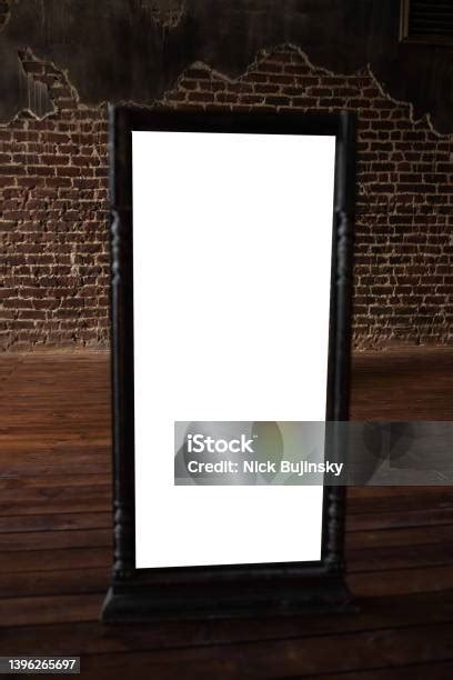 벽돌 벽과 갈색 바닥이있는 방에 흰색 프레임 거울을 모형하십시오 유리 재료에 대한 스톡 사진 및 기타 이미지 유리 재료 미술관 반사 광학 작용 Istock