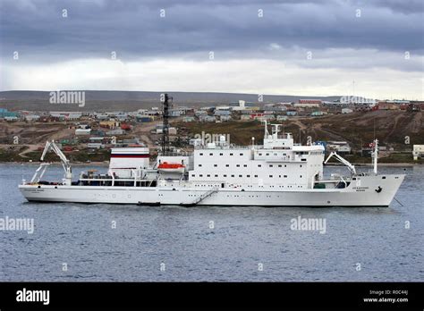 Akademik Ioffe, aka One Ocean Navigator, ein Eis gestärkt Expedition Cruise Ship in Pond Inlet ...