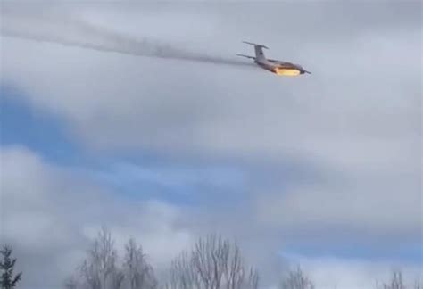 VIDEO Un avion militar rusesc Iliușin Il 76 cu un motor în flăcări s a