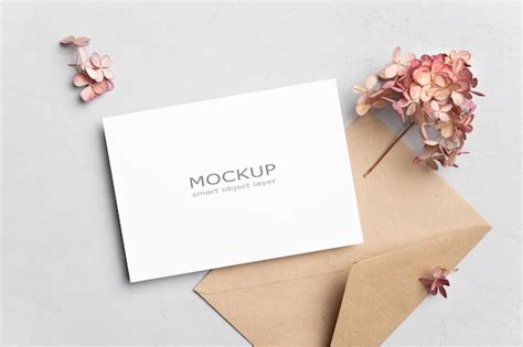 봉투와 수국 꽃이 있는 빈 청첩장 프리미엄 Psd 파일