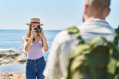 туристская пара мужчина и женщина уверенно делают фото на