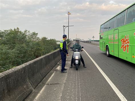 年邁老翁誤上快速道路 水上警安全護送 樂上新聞網
