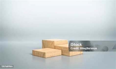 목조 제품은 받침대를 표시합니다 제품 전시회를 위해 나무로 만든 연단 나무 블록으로 만든 미니멀 쇼케이스 3d 렌더링 목재 재료에 대한 스톡 사진 및 기타 이미지 Istock
