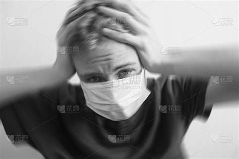 戴着面具的少年