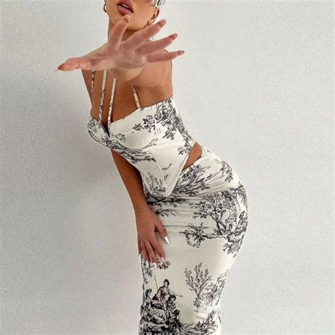 Floral Print Halterneck Top And Hip Skirt Coord Set At Rs 209000