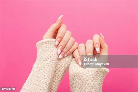 겨울 옷에 심장 패턴매니큐어와 아름다운 긴 손톱과 여성의 손 하트 모양에 대한 스톡 사진 및 기타 이미지 하트 모양 손톱