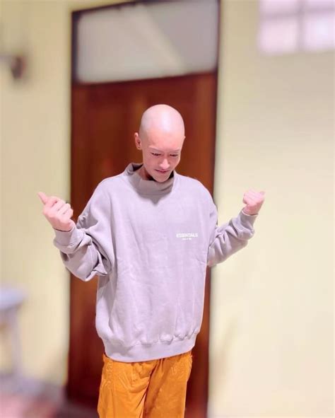 เติ้ล ธนพล กราบลาสิกขาแล้ว หลังบวชนานร่วม 7 เดือน เผยภาพแรกกราบเท้าพ่อแม่