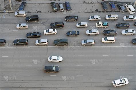 汽车行驶在道路上俯视图