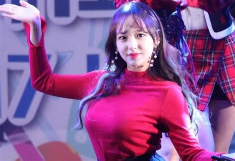 程潇跳舞，发现大腿上一些“细纹”。网友：肉感的女生都有！