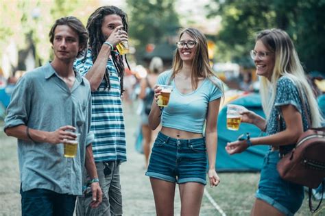 Premium Photo Friends Drinking Beer And Having Fun At Music Festival