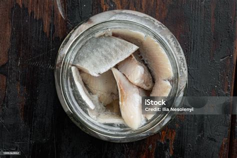 대서양 야생 청어 오래된 어두운 나무 테이블 배경에 유리 항아리에 절인 통조림 물고기 보존 상단 보기 플랫 레이 0명에 대한 스톡 사진 및 기타 이미지 Istock