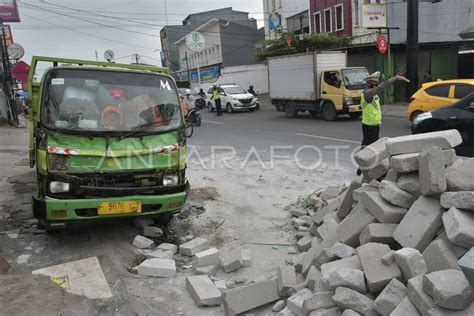 Kecelakaan Truk Di Bekasi Antara Foto