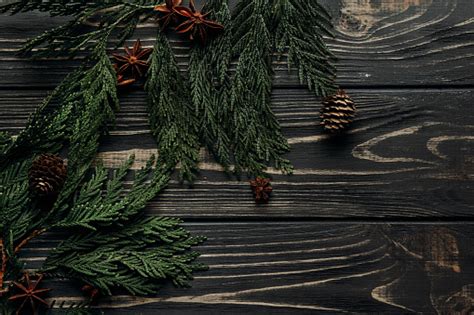 세련 된 겨울 플랫 소박한 나무 배경에 녹색 전나무 가지에 아니 스 계 피와 소나무 콘과 함께 하다 텍스트를 위한 공간입니다 계절 휴일 개념입니다 인사말 카드 갈색에 대한