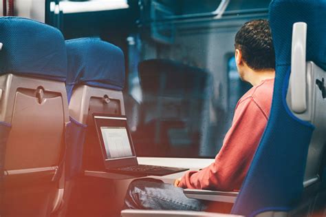 기차에서 노트북에서 일하는 남자 기차로 여행하는 사업가 스포츠 훈련에 대한 스톡 사진 및 기타 이미지 스포츠 훈련 승객