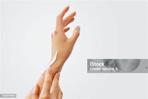 흰색 바탕에 크림 아름 다운 여자 손 피부 관리 손을 피부에 보습 핸드 로션 적용 건강관리와 의술에 대한 스톡 사진 및 기타 이미지 건강관리와 의술 매니큐어 미용술