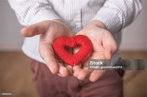 사랑 가족 희망의 상징인 작은 빨간 마음을 안고 있는 아이 발렌타인 데이에 카드에 대한 배경 가족과 아이들의 보존에 관한 포스터