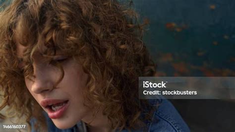 얼굴을 가까이에서 곱슬 머리를 날리는 카메라를 보는 소녀 컬을 흔드는 여자 곱슬 머리에 대한 스톡 사진 및 기타 이미지 곱슬 머리 낮 느린 동작 Istock
