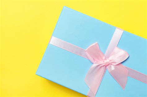 크리스마스 새 해 생일 발렌타인 데이 축 하 선물 로맨틱 개념입니다 노란색 배경에 고립 된 파란색 선물 상자 12월에 대한 스톡