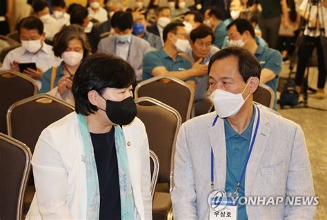 대화하는 우상호 비대위원장과 서영교 의원 연합뉴스