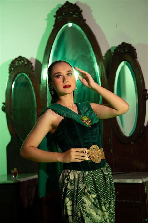 A Entertainer Woman With A Green Dress And Scarf Posing Very Beautiful